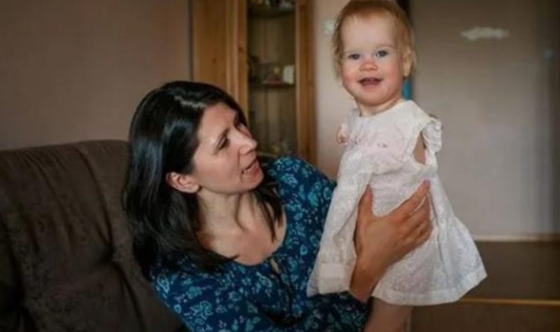Mom abandoned her daughter, who was born without arms